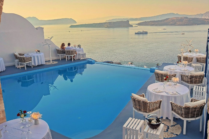 10 Romantic Hotels in Santorini Perfect for a Honeymoon - Welcome to Greece